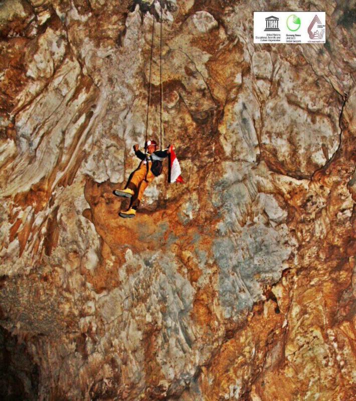 MERAH PUTIH BERKIBAR DI GOA COKRO